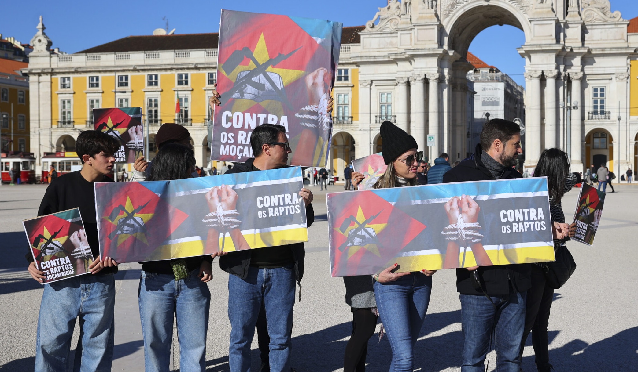 PORTUGAL - Portugueses e moçambicanos em vigília dizem "basta" a raptos ...