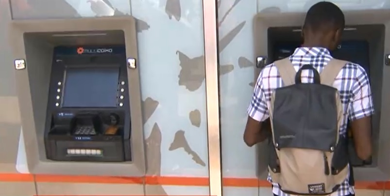 Angola - Cidadãos em Luanda agastados com enchentes nas máquinas ATM de ...