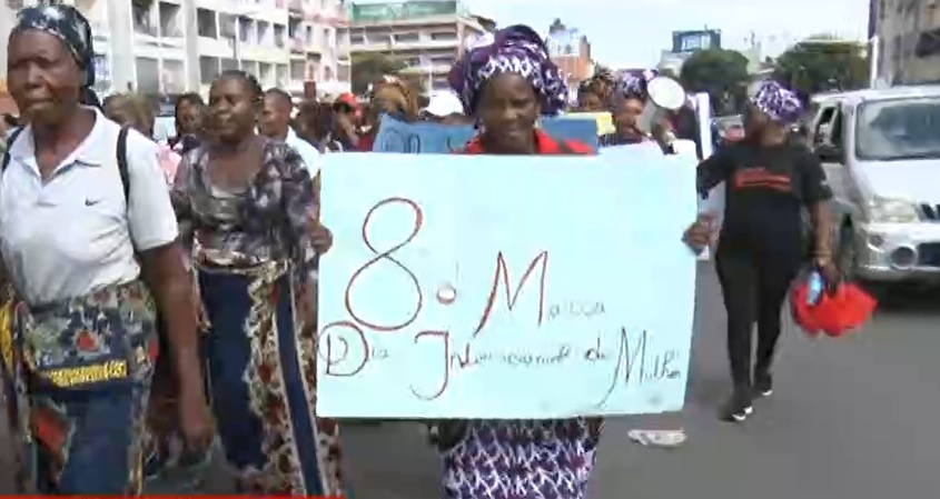 Moçambique - Mais de cem mulheres marcham em Maputo contra violência ...