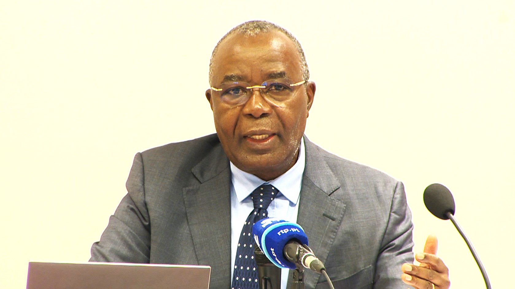 Angola - Antigo primeiro-ministro sem pensão de reforma - RTP África