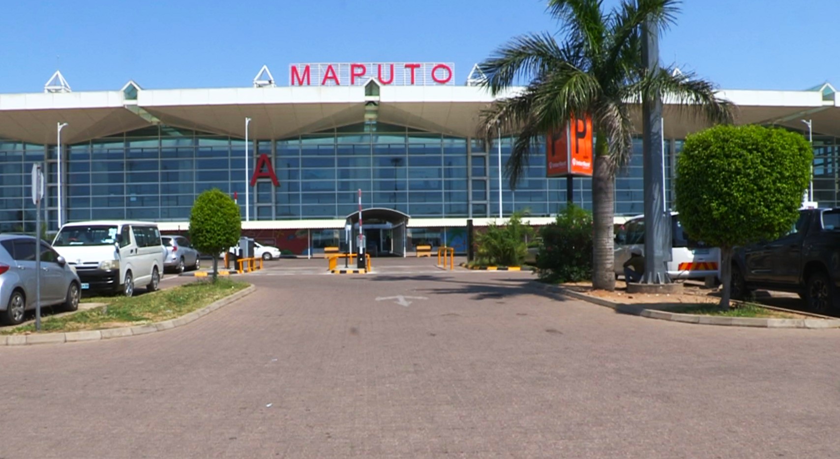 Moçambique - Dezenas de passageiros esperaram horas no interior do ...