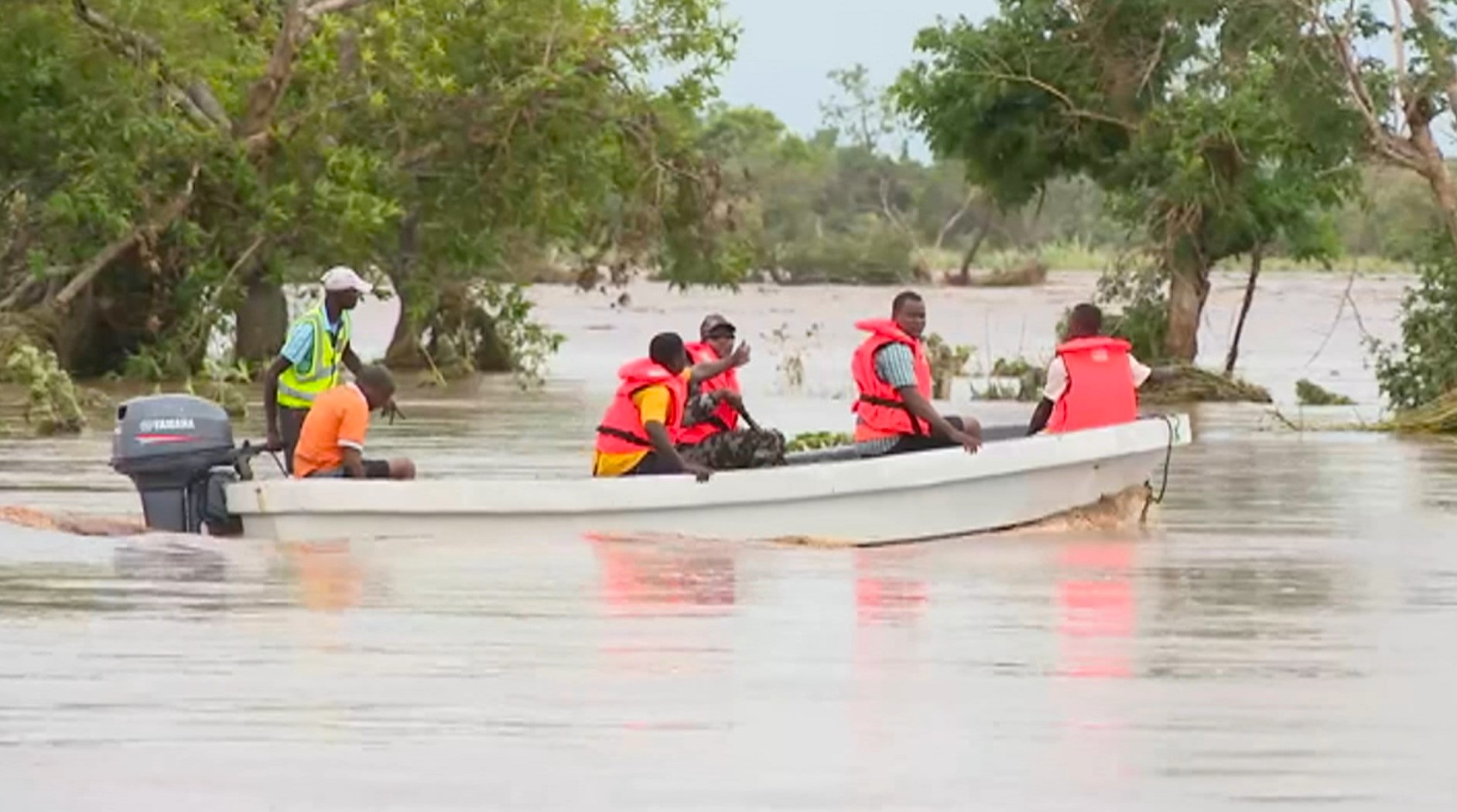Uma criança morreu no naufrágio de uma embarcação de resgate na Ilha de ...
